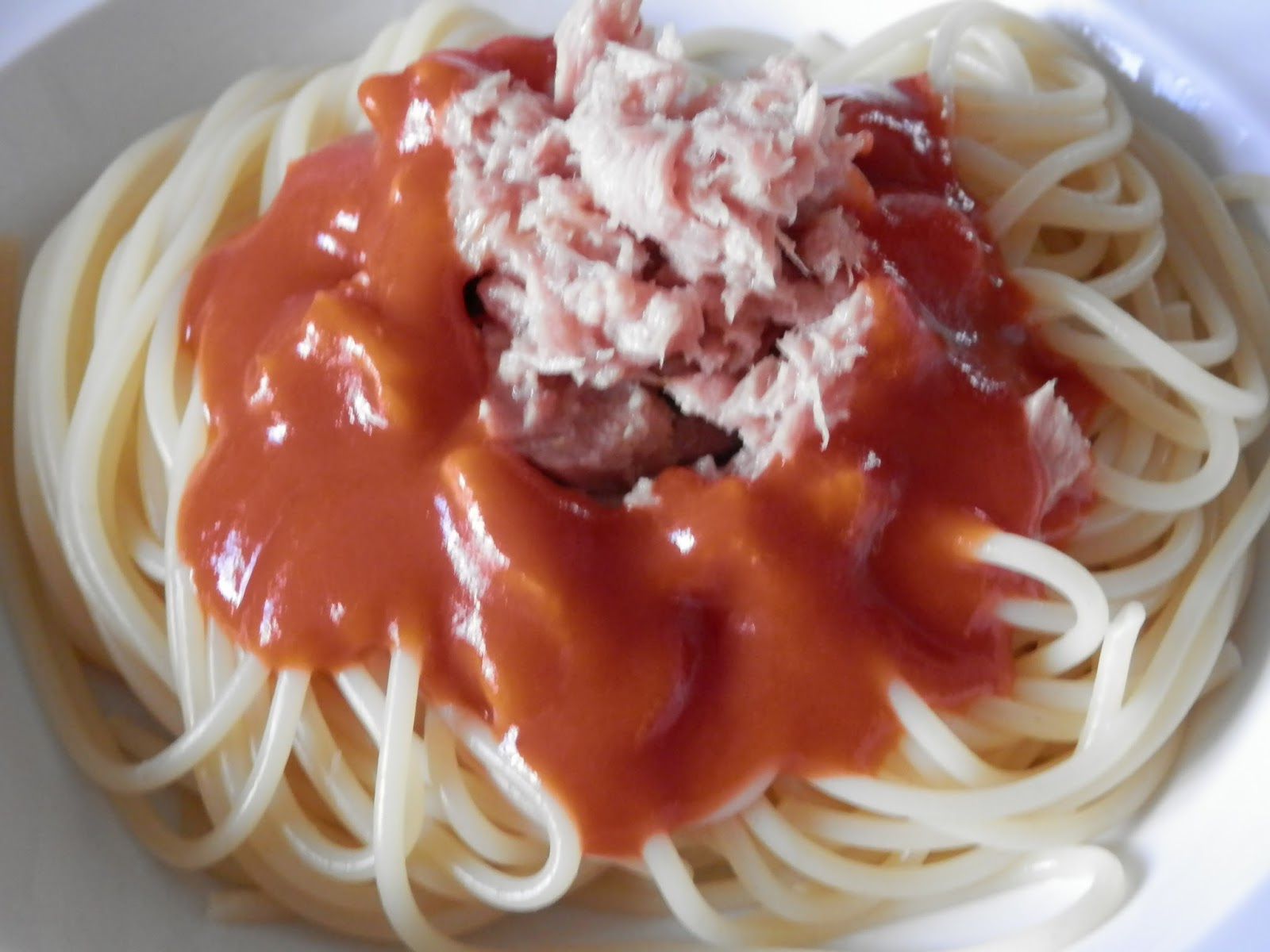 Espaguetis con atún y tomate