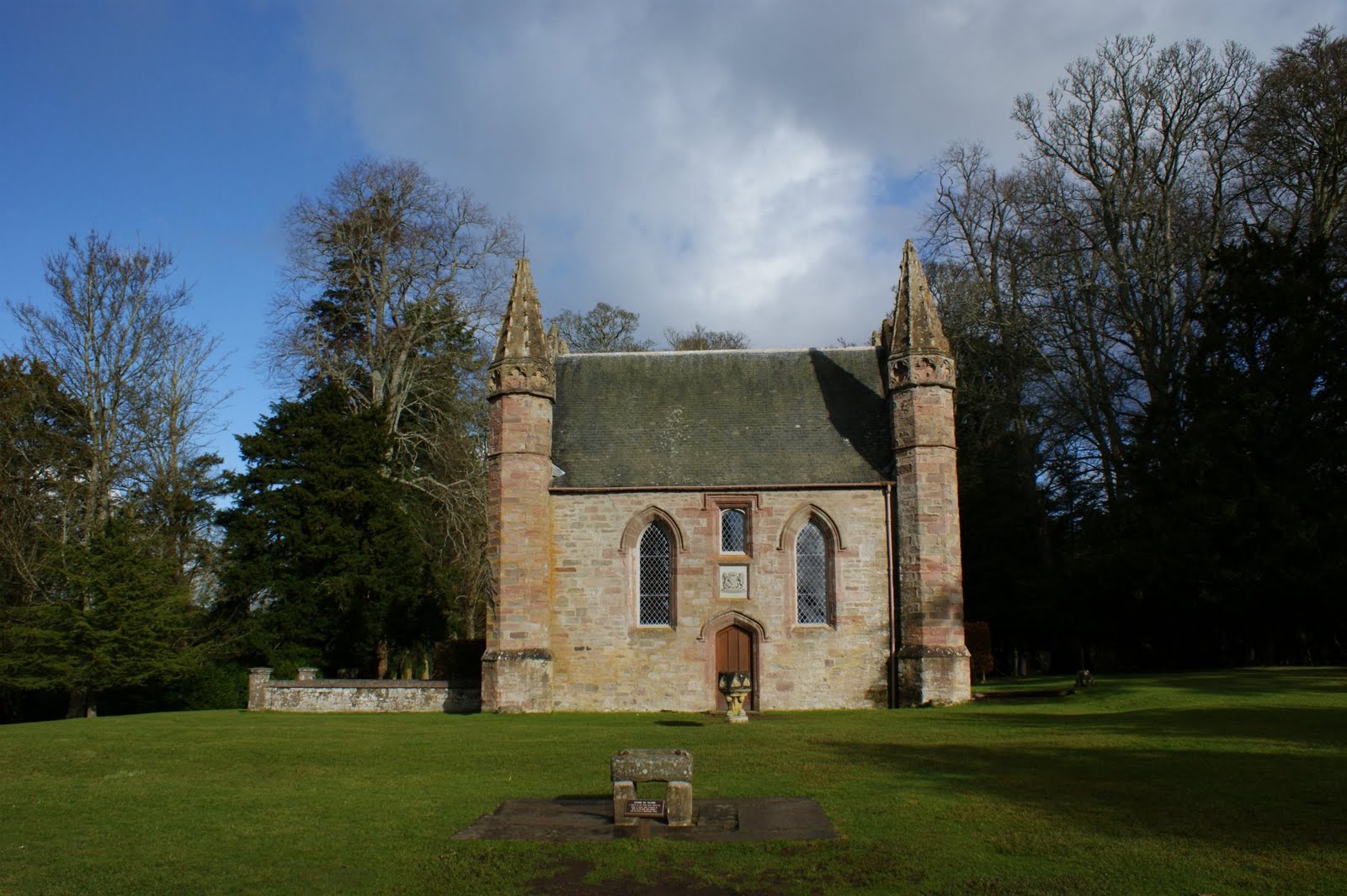 Tour Scotland: Tour Scotland Photograph Moot Hill Scone Palace