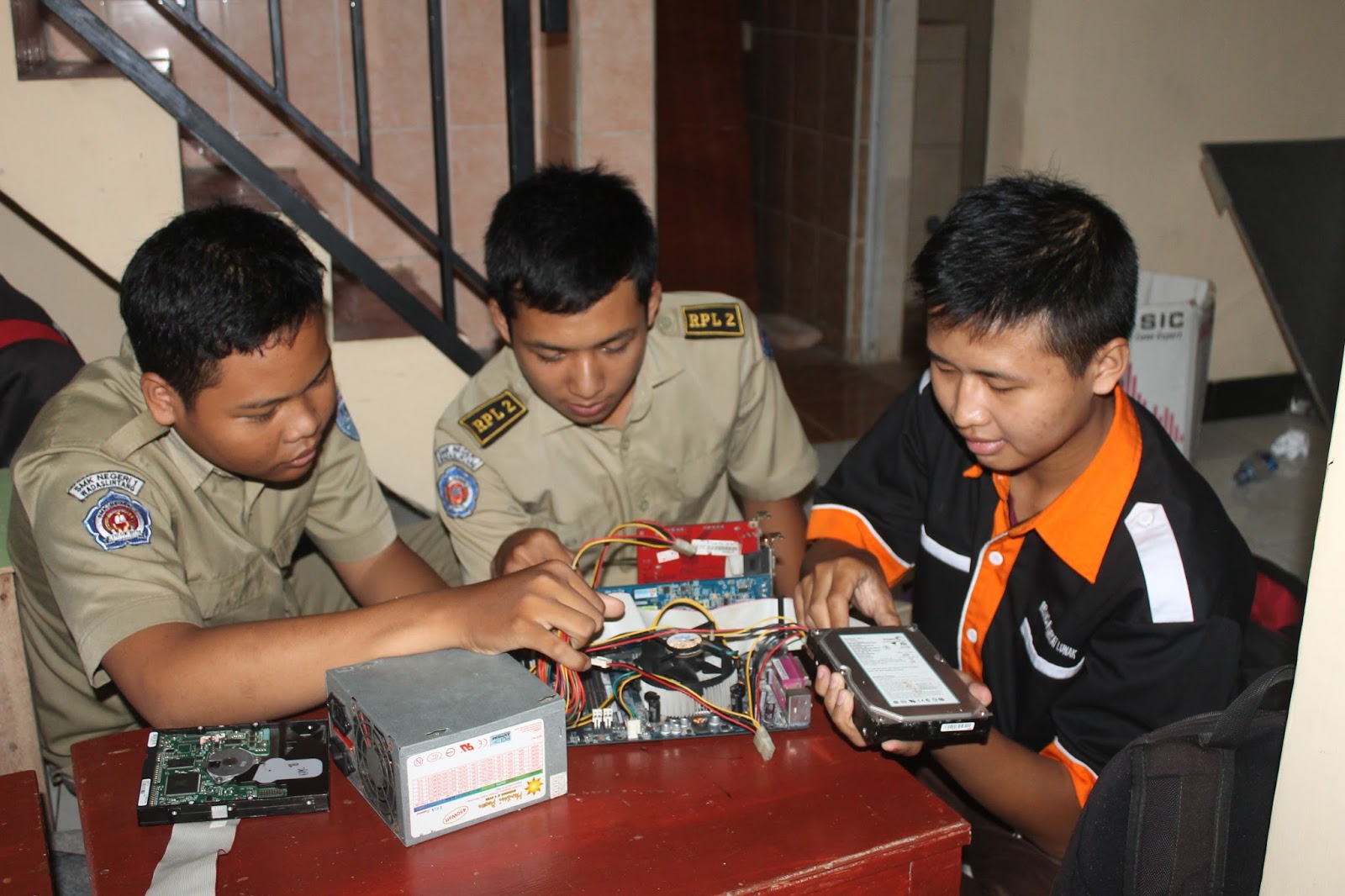 ini dia foto foto keserius siswa SMK N 1 Wadaslintang PKL di MK Computer Kebumen - Tempat PKL ...