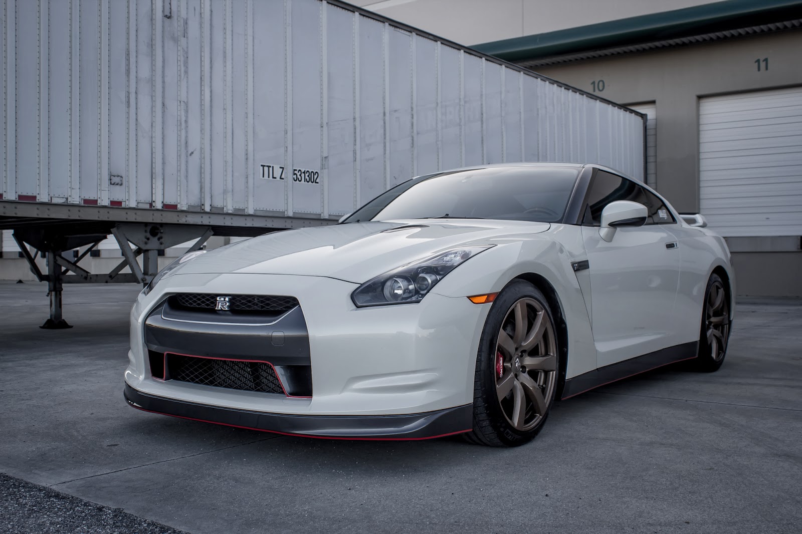 Customized Nissan GTR runs 10's on The Strip while Dressed to The Nine ...