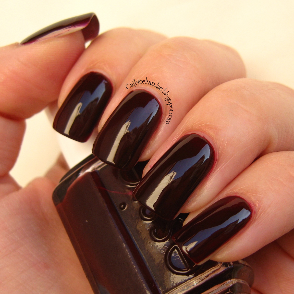 En las uñas: Sangre Toro, de Masglo [edición especial para Petite Marie ...