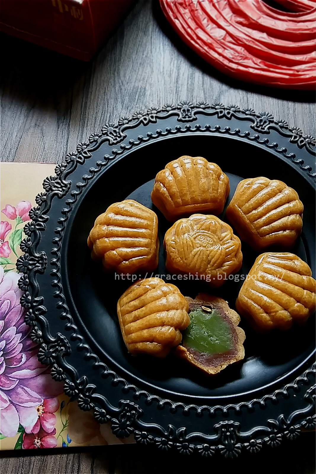 Grace's Blog 欣语心情: 金翡翠红枣月饼 Pandan Red Dates Mooncakes