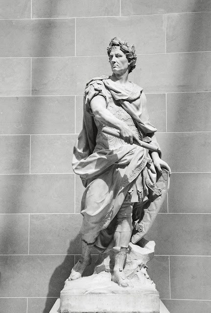Tượng Julius Caesar ở Bảo tàng Louvre, Paris