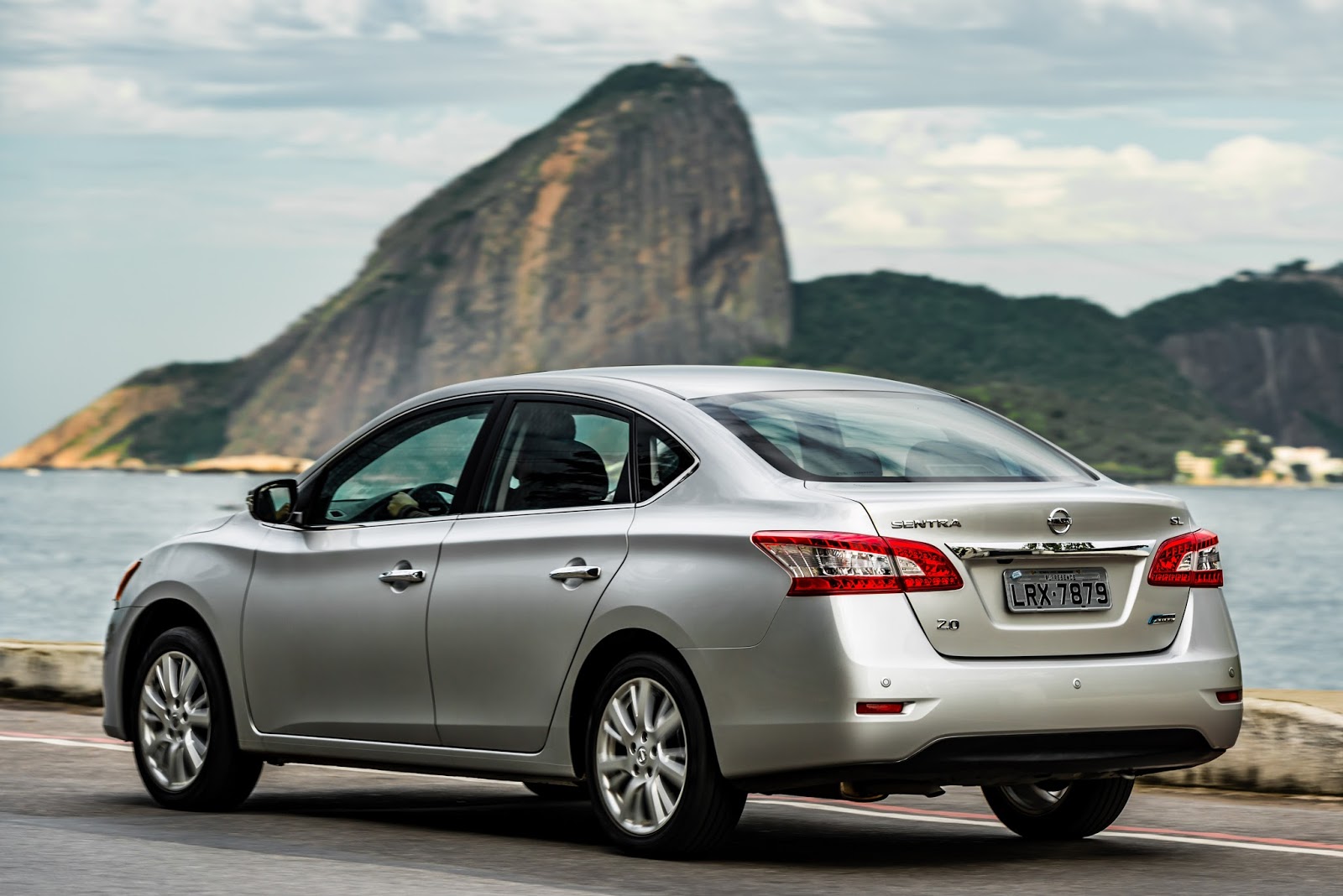Nissan lança Sentra Unique e revela detalhes da linha 2016
