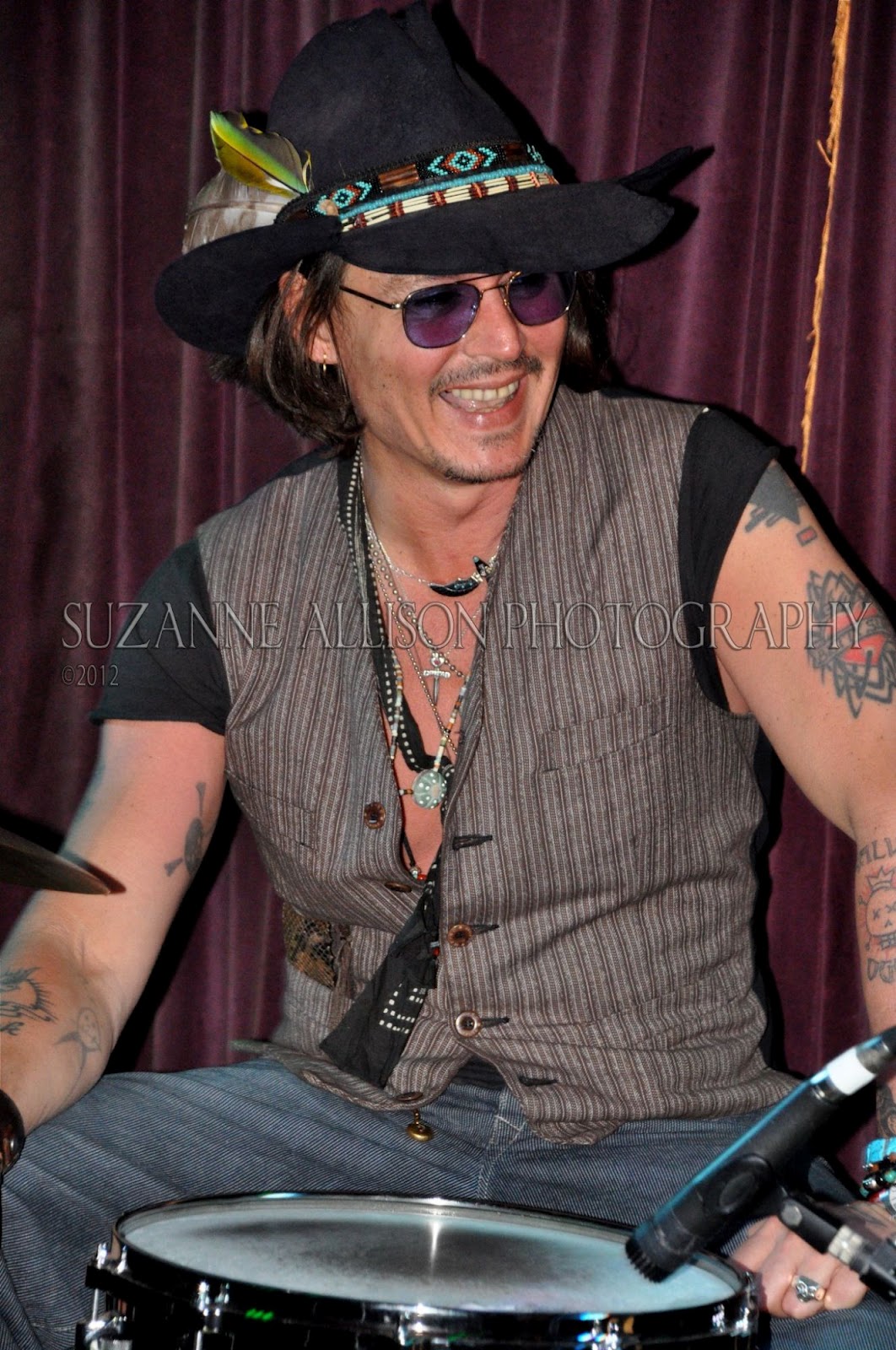 Johnny Depp BR: Johnny Depp toca bateria com Billy Carter, em Los Angeles