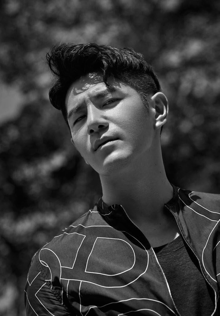 Hero Tai viste looks de influencia retro para Men's Folio Singapur