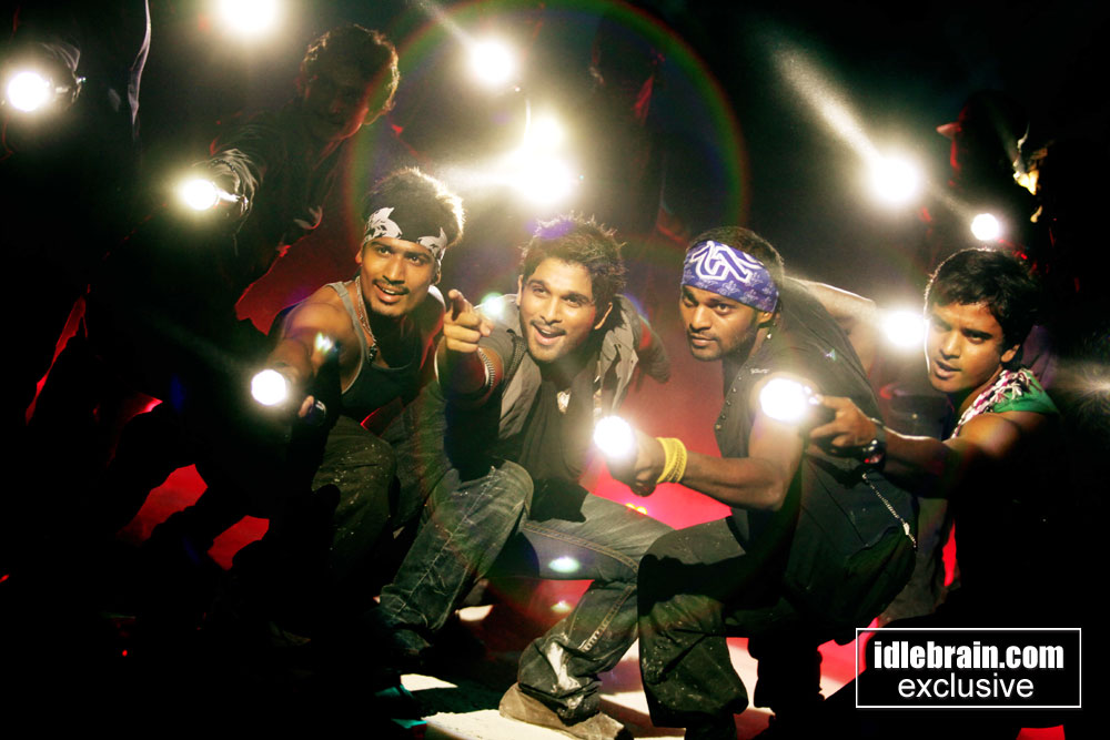 Julayi - Movie Stills (Source:idlebrain.com) | Allu Arjun Gallery
