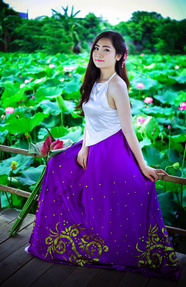 Vietnamese Beautiful Girls with Ao Yem and Lotus