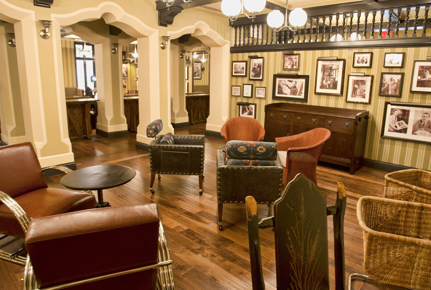 NewsPlusNotes: A Fancy Lounge, Swank Restaurant, and One Big Chandelier