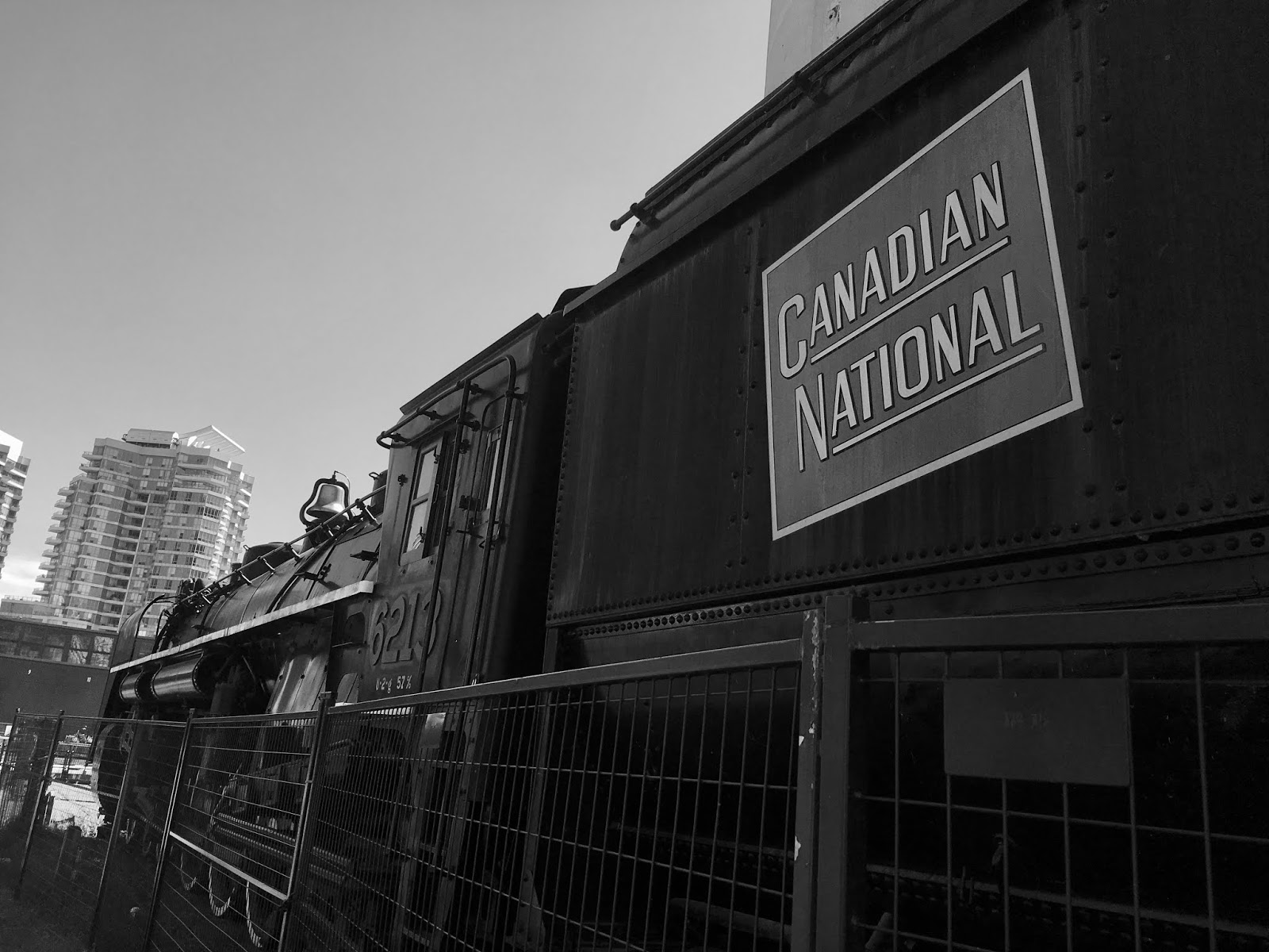 Savich Trek: TORONTO, ONTARIO: CN TOWER (AKA SPACE NEEDLE)