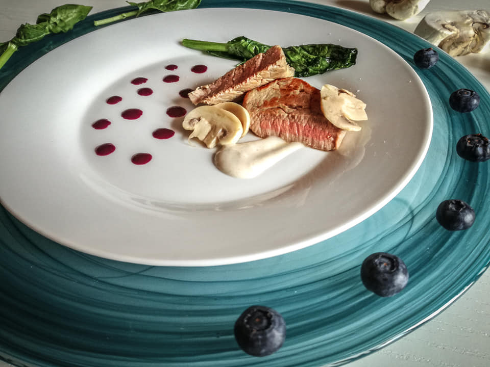 Filetto di vitello con crema di funghi e salsa ai mirtilli - Seduti a ...