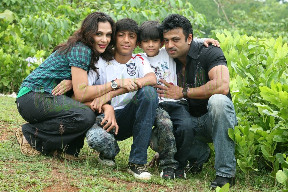 MalluZ WorLd: AcToR RiYaZ KhaN FaMilY AlBuM