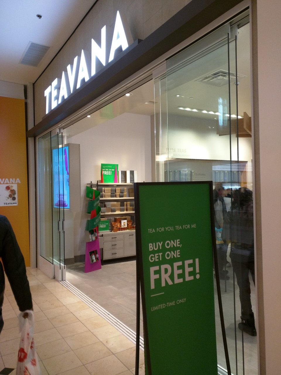 Robert Dyer @ Bethesda Row: Christmas at Teavana in Westfield ...