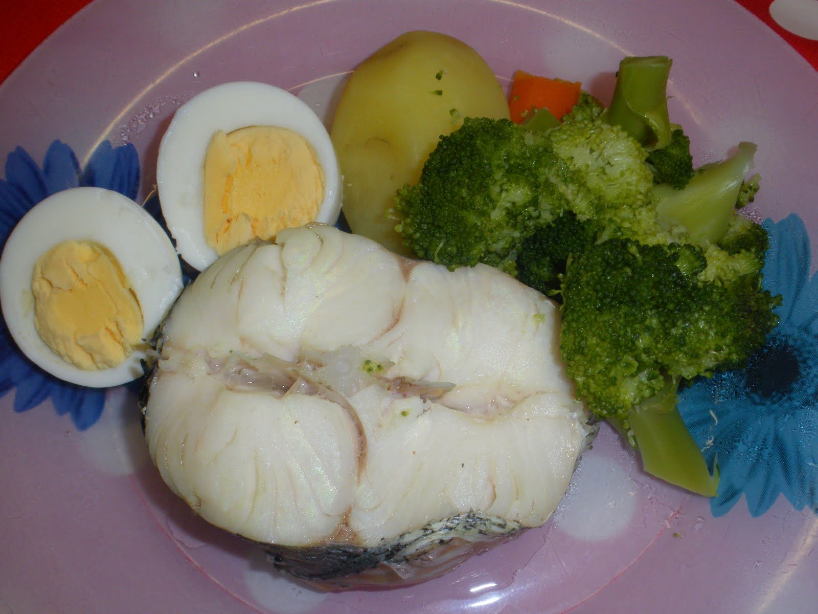 O que há pró jantar?: Pescada cozida aromatizada com louro, cebola e ...