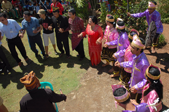 Indonesian Culture: Lulo dance is a dance typical tribal society Tolaki