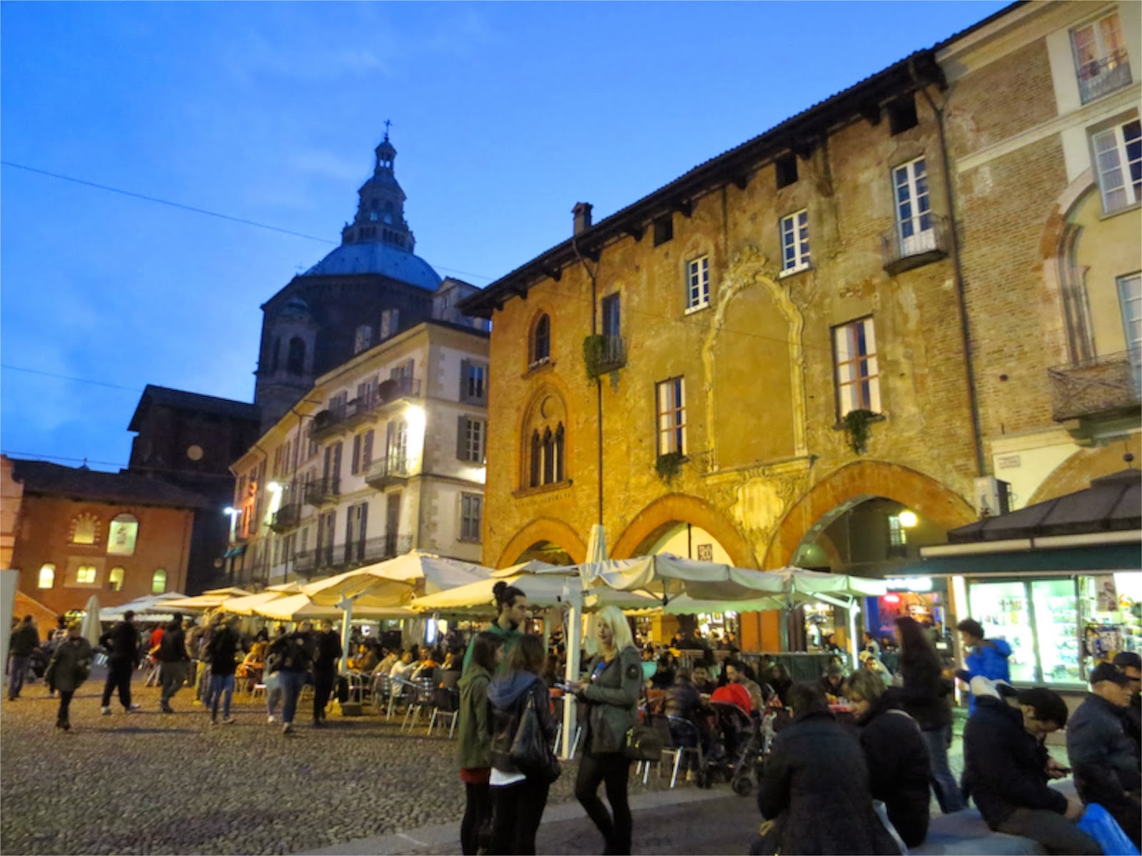 Stacia's Adventures from Milan: Pavia at night