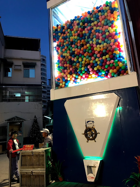 Day 2: 巨型扭蛋機 M.E.me Ball (Giant Capsule Machine) - Tainan, Taiwan ...