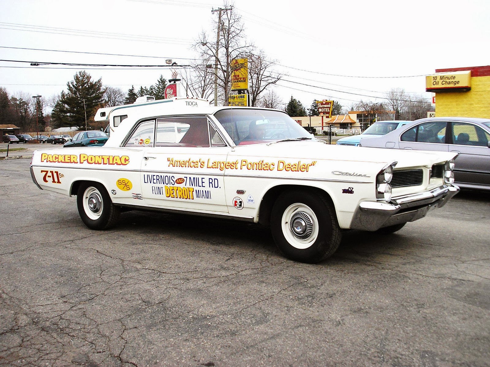 15k: Moving BIllboard: 1963 Pontiac Catalina - DailyTurismo