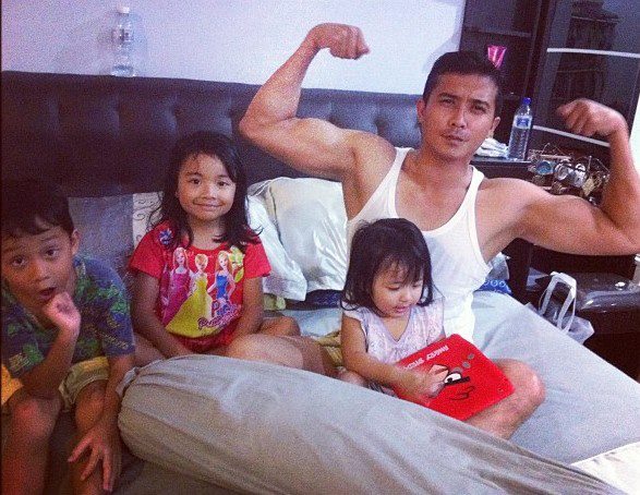 Pembekal Sunglass dan Jersi Bola: Aaron Aziz Tayang Body