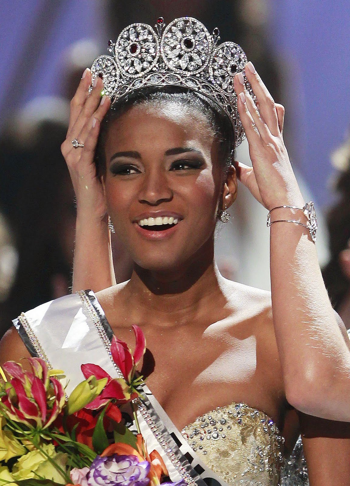 Angola's Leila Lopes is Miss Universe 2011