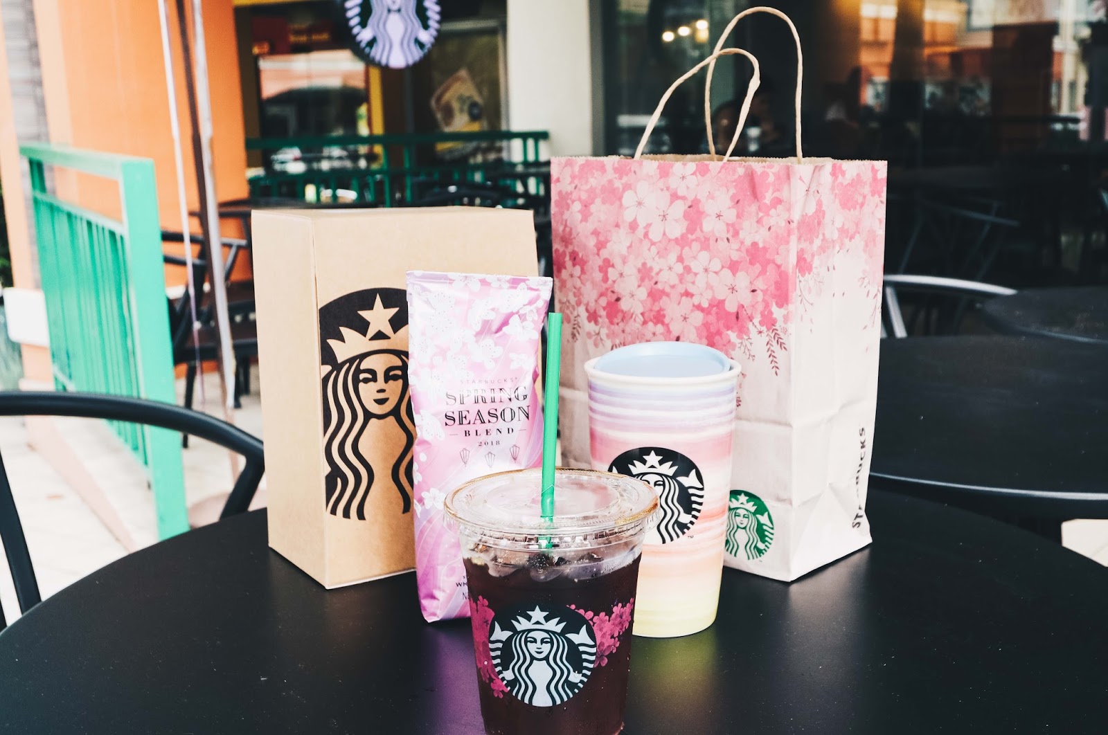 Starbucks introduces a color-changing Cold Brew coffee lemonade - Blog ...