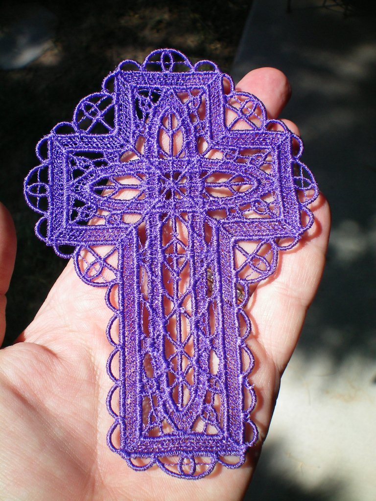Elisabeth Jean: Another lace cross...