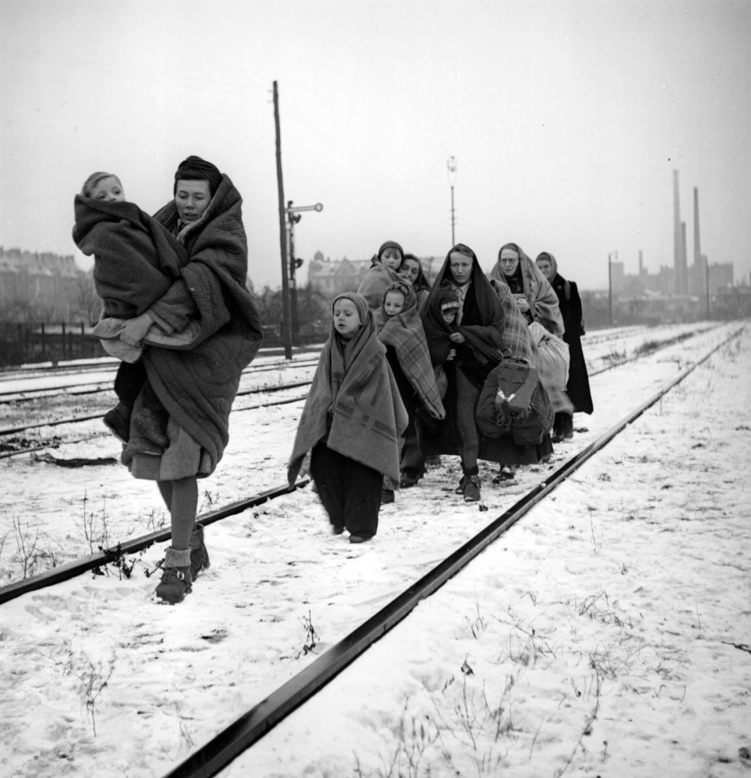 21 Haunting Vintage Pictures of the Refugee Crisis Caused by World War II ~ vintage everyday
