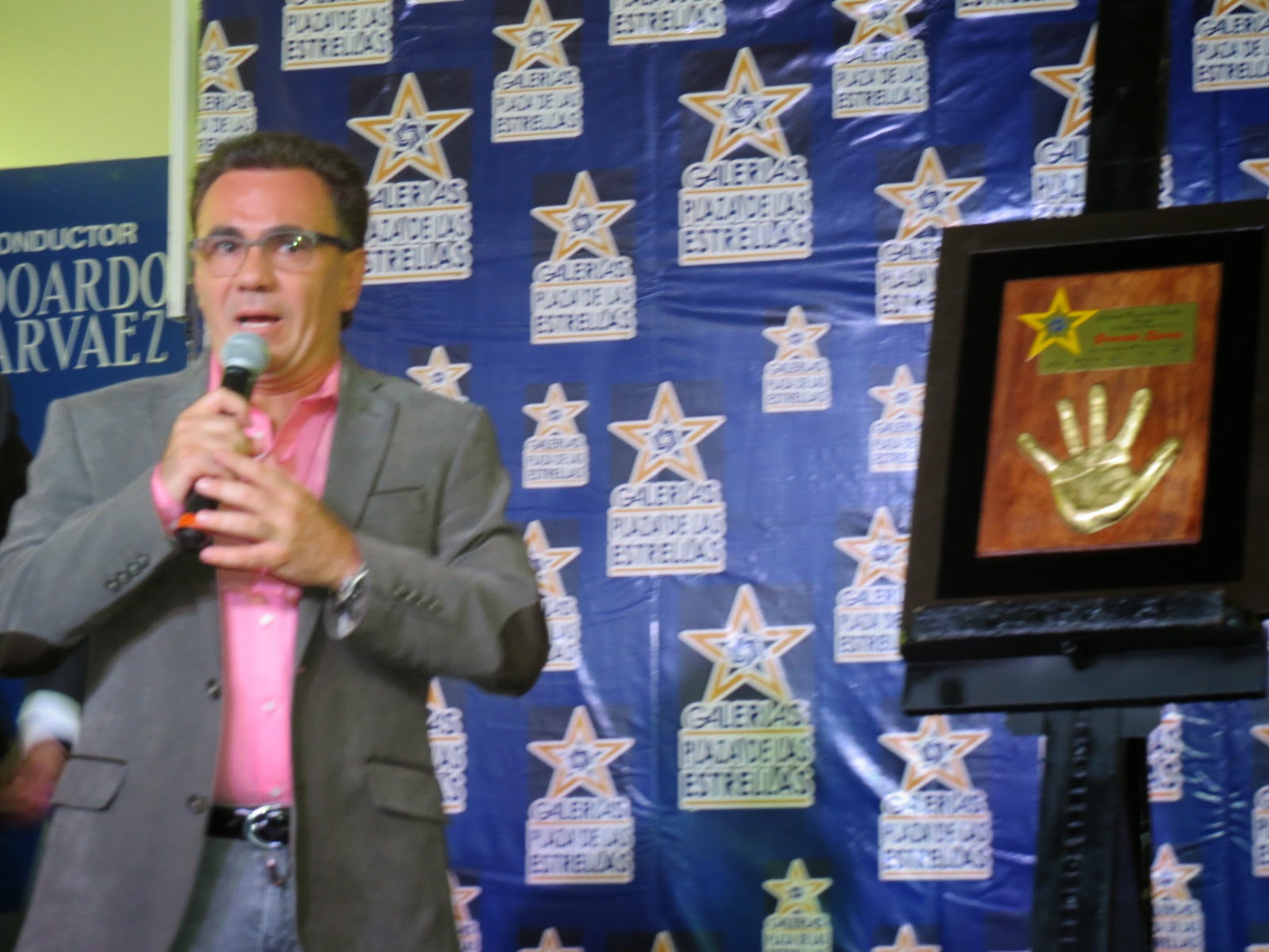 somoselespectador: GERARDO QUIROZ Y PACO ZEA UNEN LAS PALMAS DE SUS MANOS