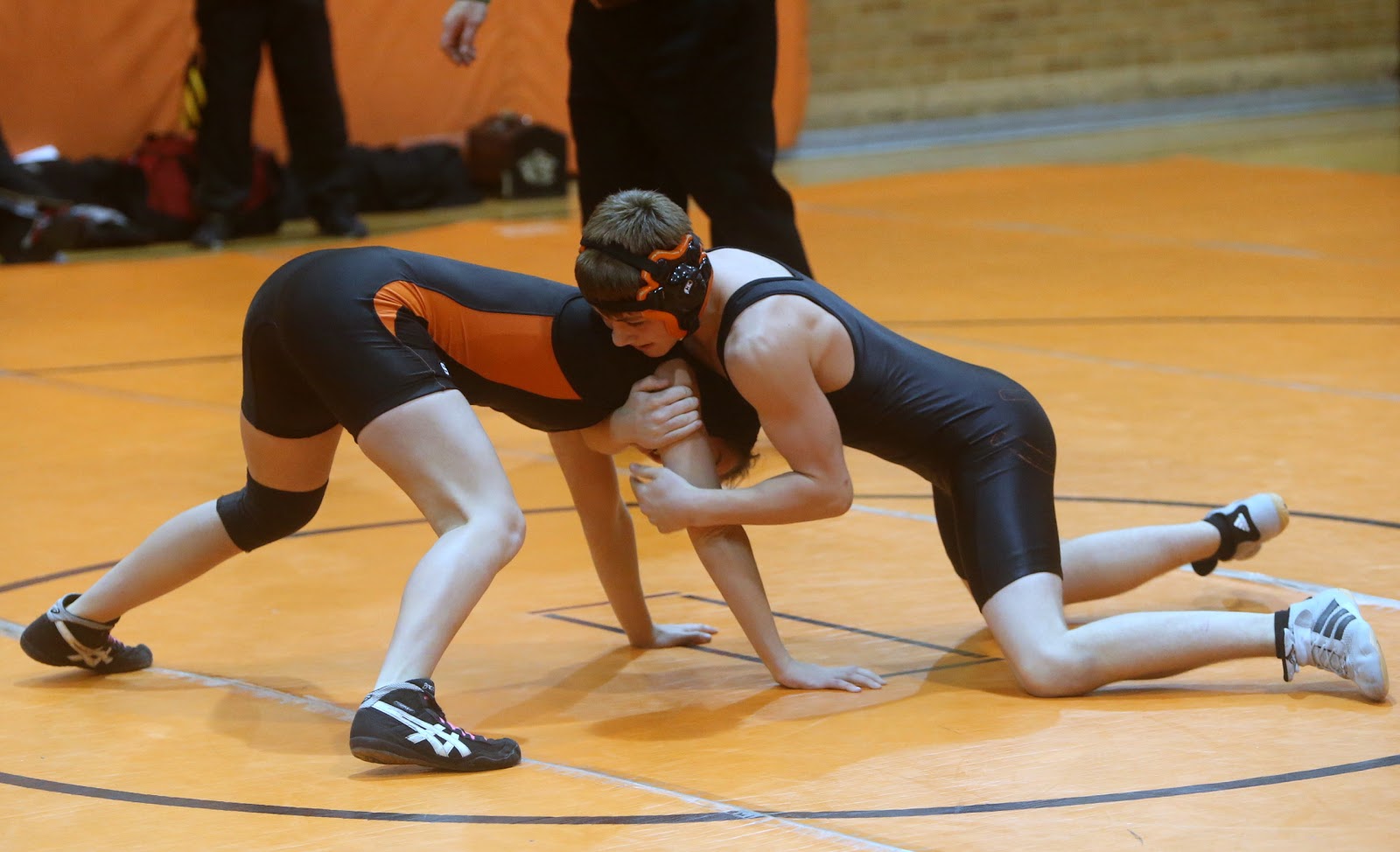 Men Wrestling Women: Female wrestler pins male opponent