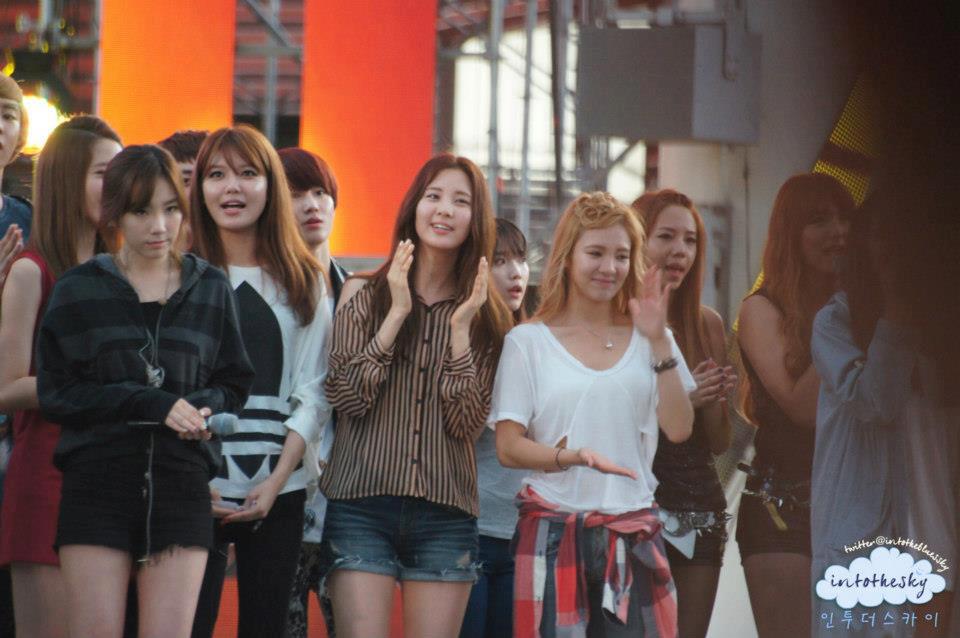 all about of IU : IU & SNSD’s Taeyeon’s friendship!