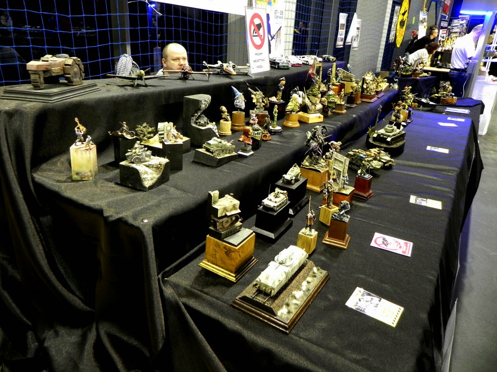 Bishop Miniatures: Stolik KWLM/KWLM table