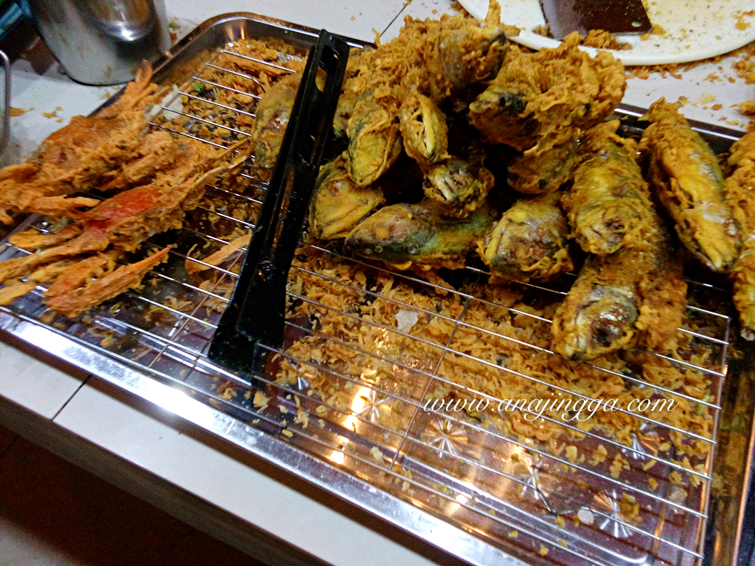 Makan Colek Ayam Dan Seafood Di Warung Kita, Sungai Buloh