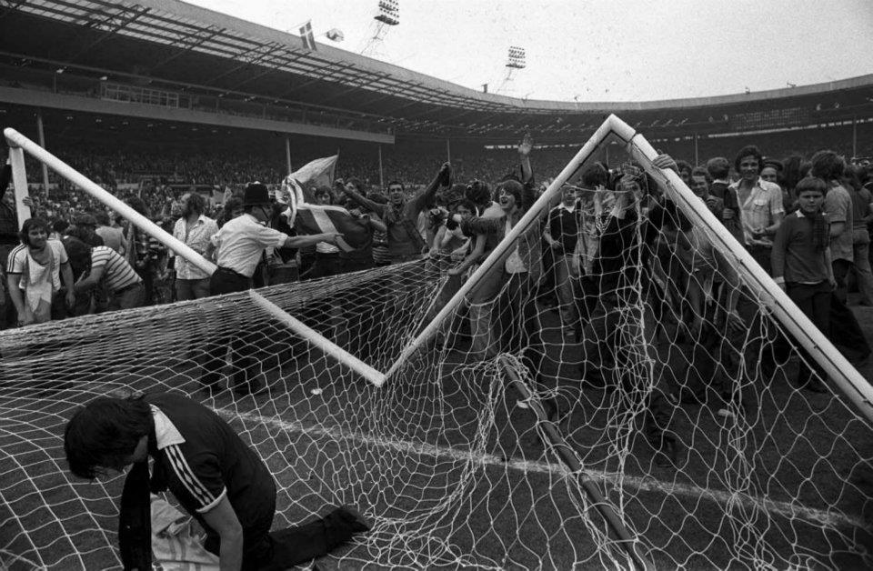 Football Hooligan Pictures: Scotland at Wembley in 1977 (10 pictures)