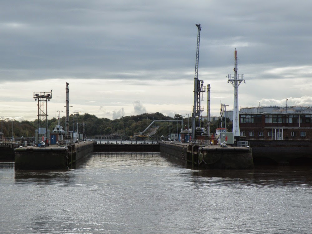 Travelling the Canals of England: Cruising the Length of the Manchester ...