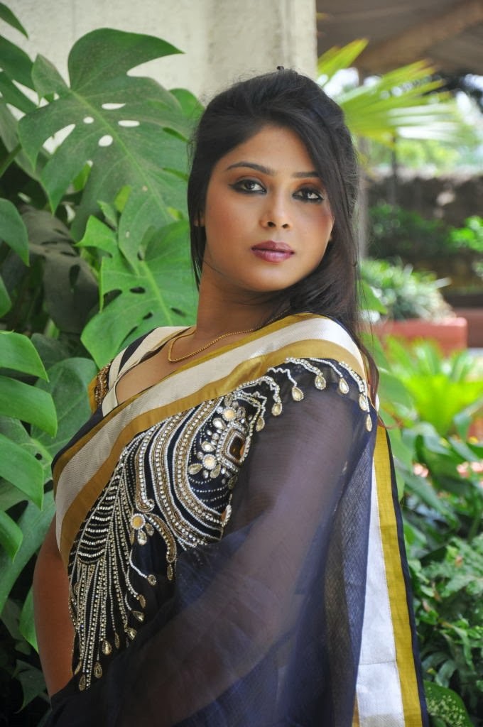 Deepa hot in Saree | Hot Saree Pics