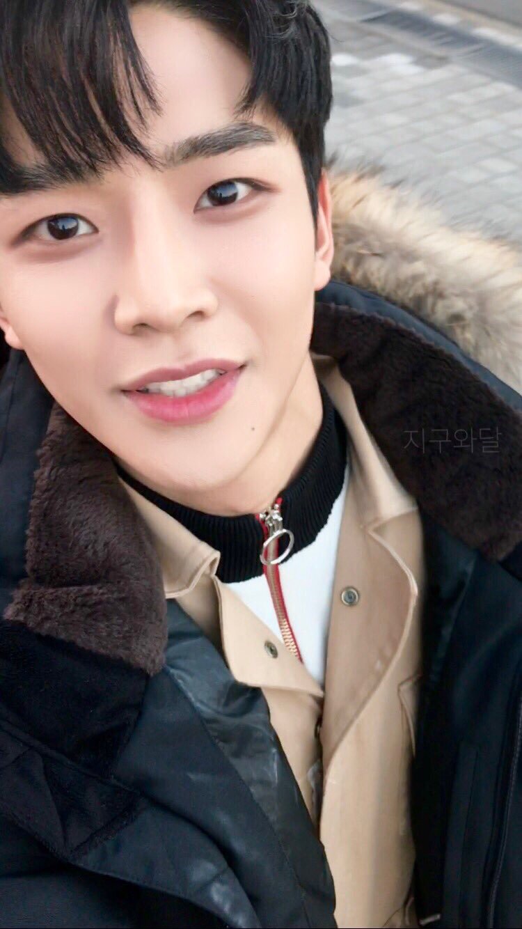[INSTIZ] 170215 The class of idol's selca taken with fan's back camera ...