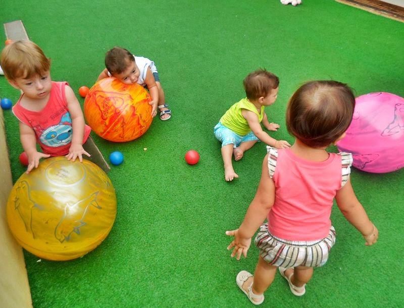 CRECHE CARMEN: BRINCADEIRAS COM BOLAS COLORIDAS - BERÇÁRIO II - TIA RÔ ...