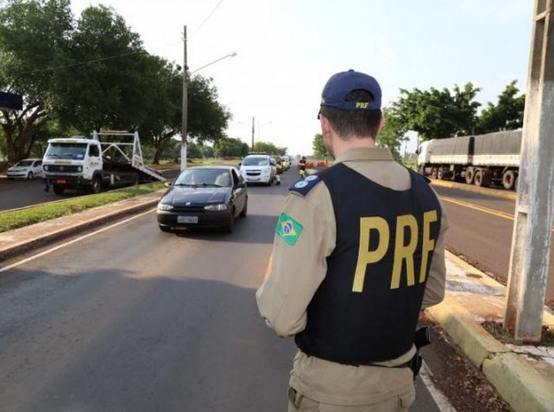 Condutores que avisarem sobre blitz com luz alta serão multados, diz ...