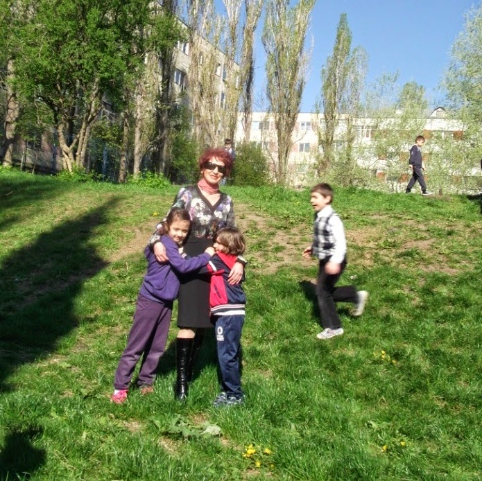 CLASA NOASTRĂ: [ FOTO ] In curtea scolii