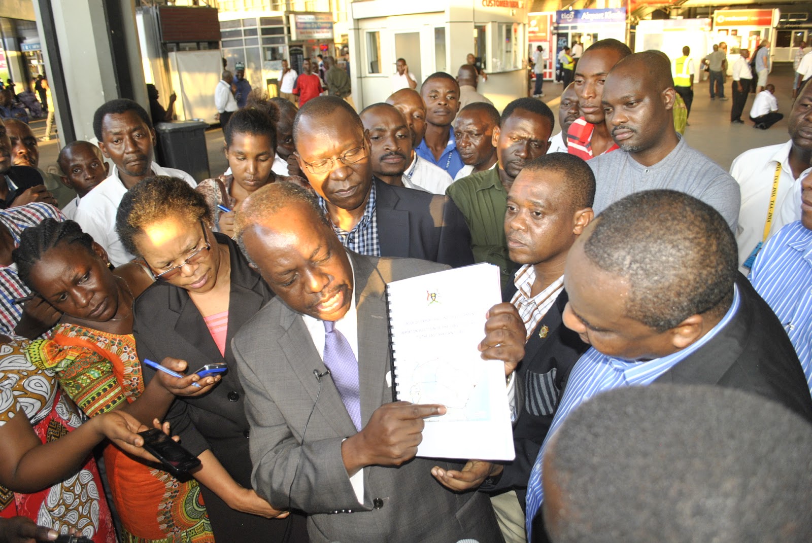 WAZIRI WA NISHATI NA MADINI PROFESA MUHONGO AWASILI NCHINI AKITOKEA ...