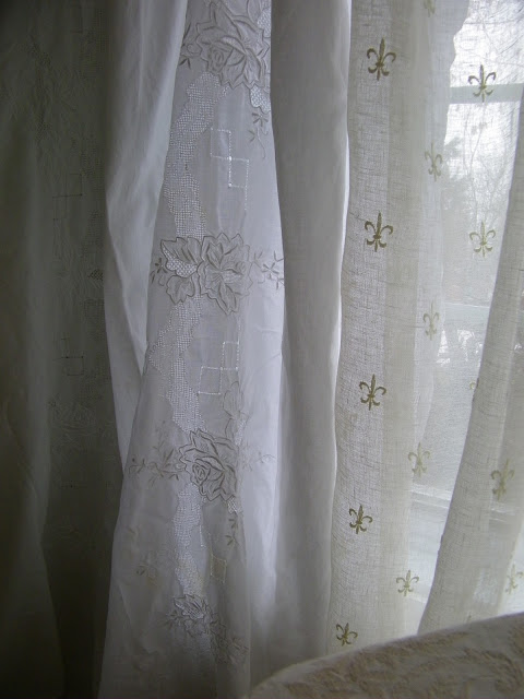 Maison Decor: Vintage Linen Tablecloth Drapes
