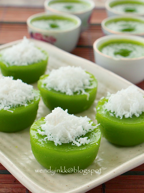 Table for 2.... or more: Kuih Lompang Pandan