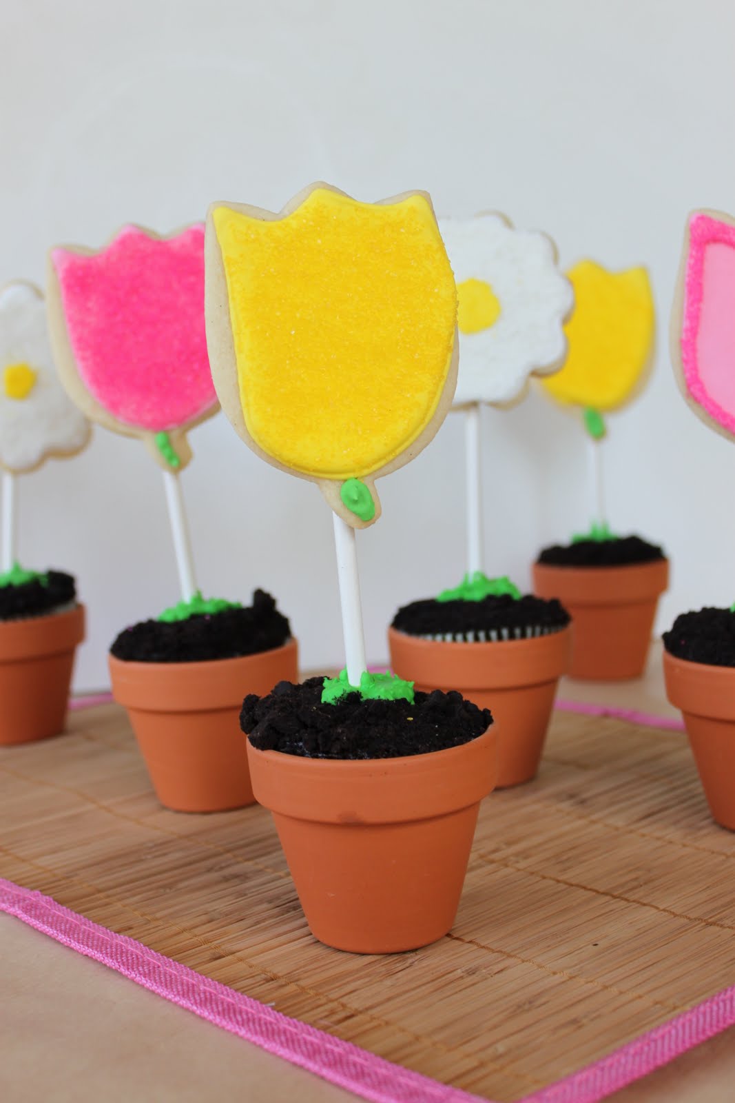 Crave. Indulge. Satisfy.: Cupcakes + Cookies = Flower Pots