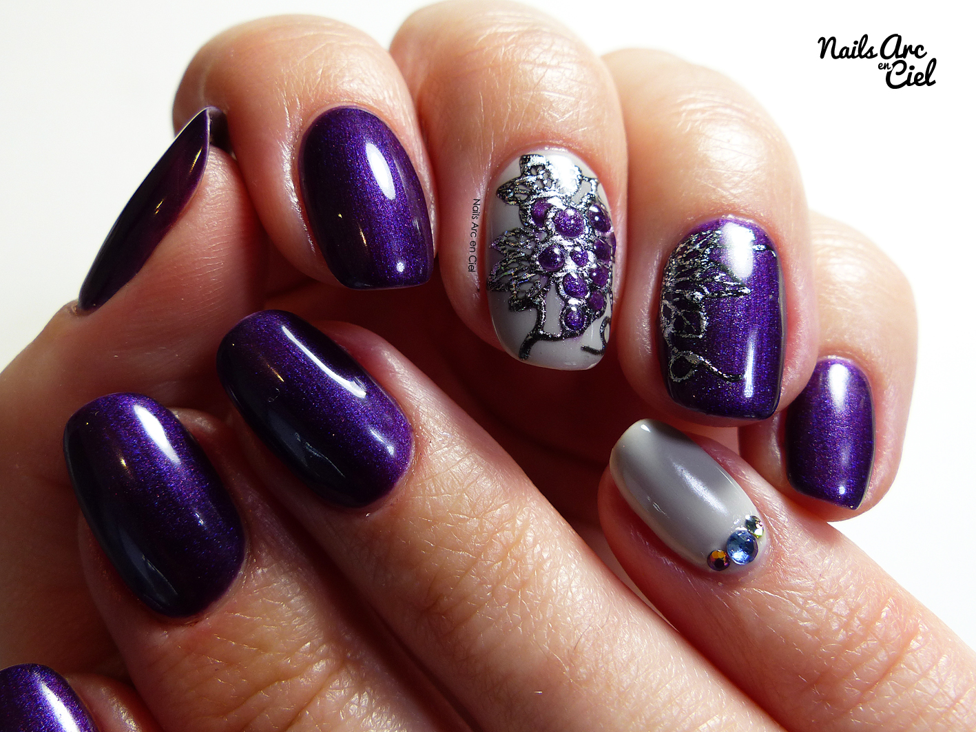 Nails Arc en ciel: Nail Art - Grappe de raisin relief 3D gel et foil