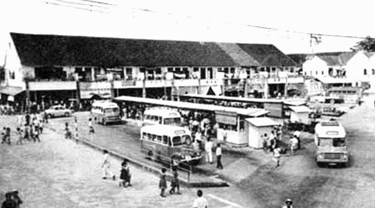 Just Sharing 文の分享站: 5th Mural - 70's Sibu Bus Station & The Green-White Bus