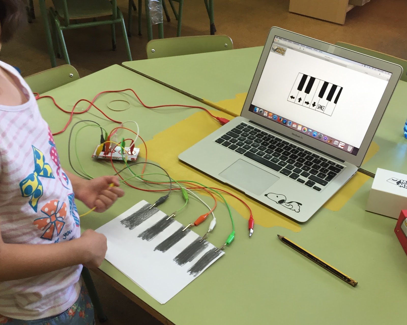 Experimentando con makey makey.