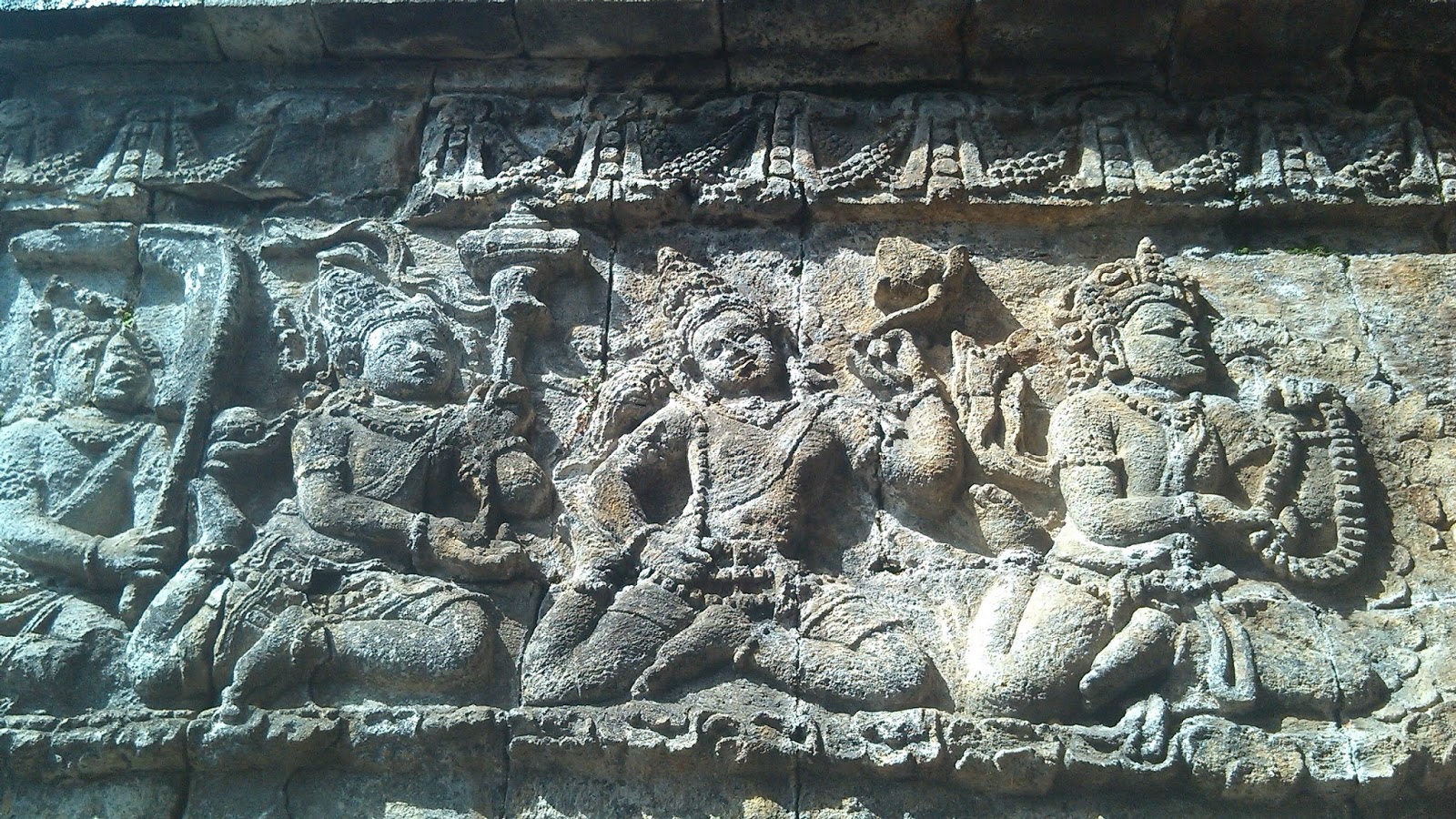 VeronikaDiahKusumawati: Relief Menawan di Candi Mendut