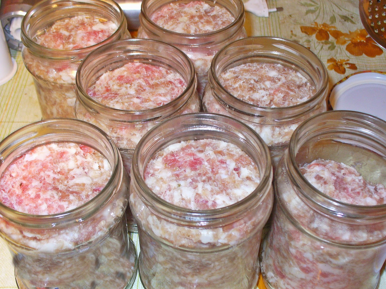 Przepisy i porady kulinarne: Pyszna domowa kiełbasa w słoikach.