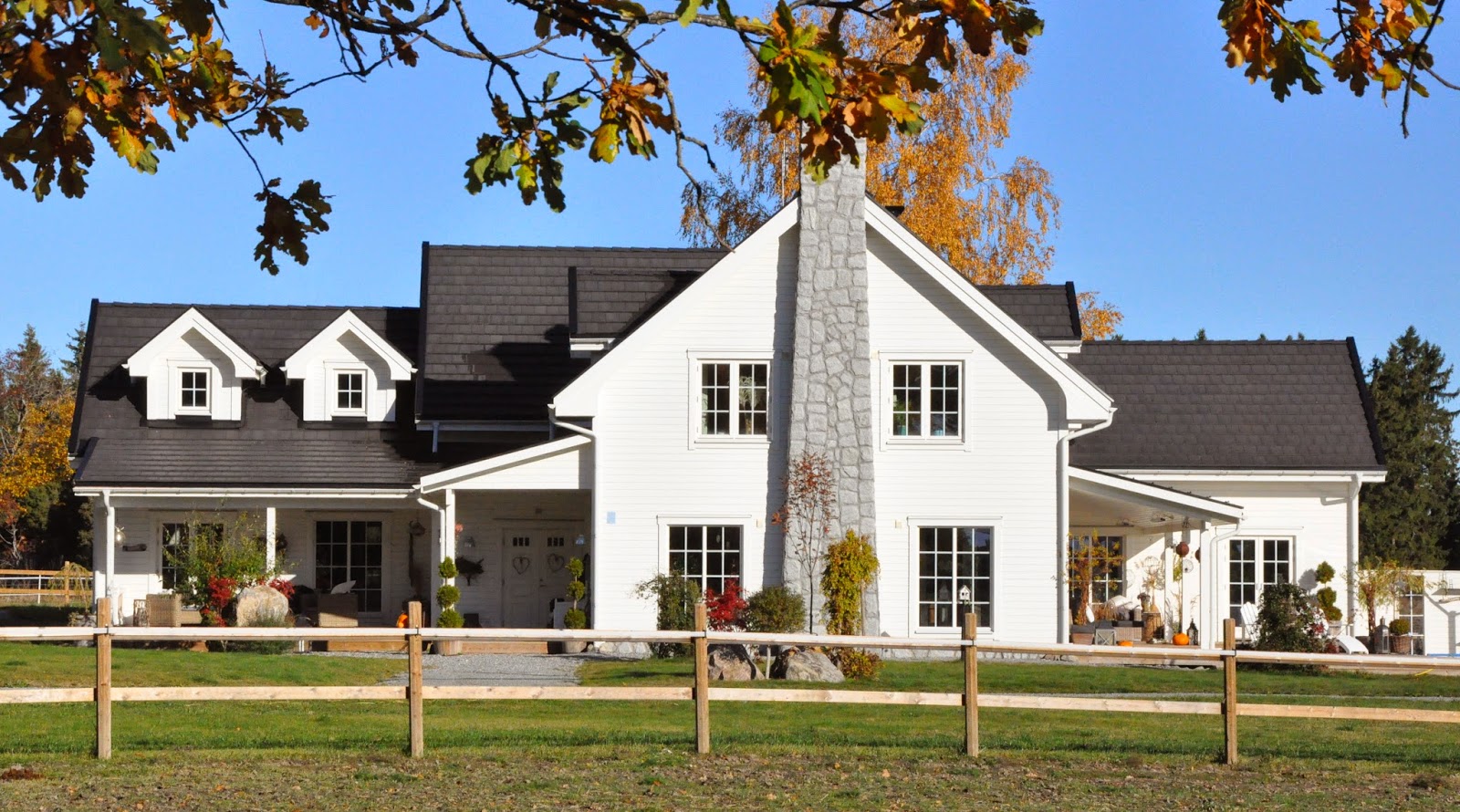 Den Vita Drömgården: Vårt New England inspirerade hus med stall