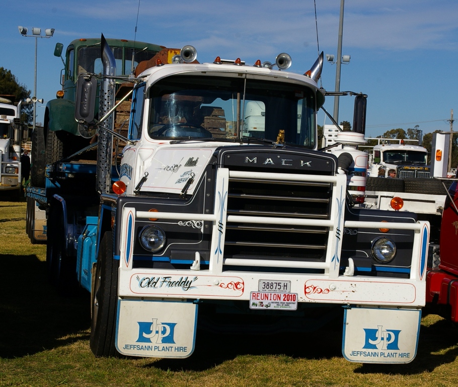 Historic Trucks: Dubbo Vintage Truck Show 2014 - Mack to White